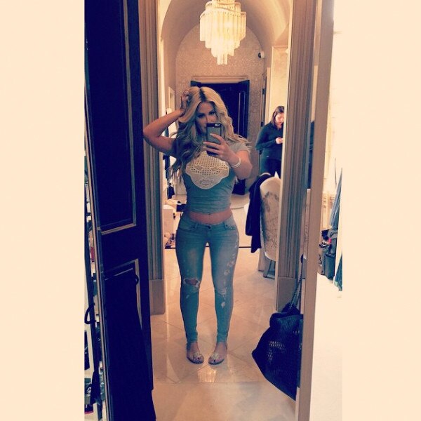 Kim Zolciaks Waist Is So Tiny See The Pic Of Her Hot Body And Curves