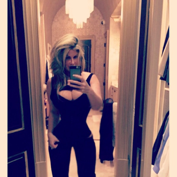 Kim Zolciak Pulls A Kim Kardashian Shows Off Crazy Skinny Waist In