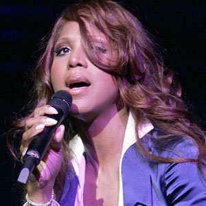 Toni Braxton Jokes About Onstage Wardrobe Malfunction
