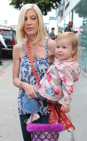 tori-spelling-homemade-burger-from-eat-a-burger-please-e-news
