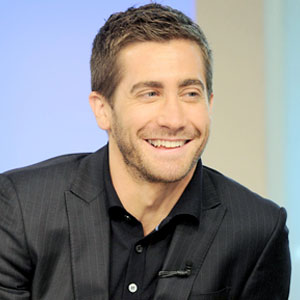 Jake Gyllenhaal And Anne Hathaway Pushing Love And Other Drugs E Online