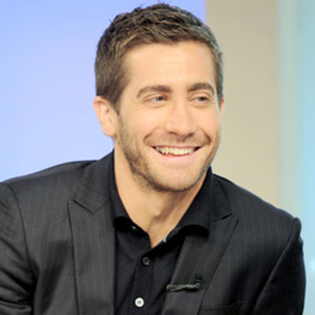Jake Gyllenhaal And Anne Hathaway Pushing Love And Other Drugs E Online