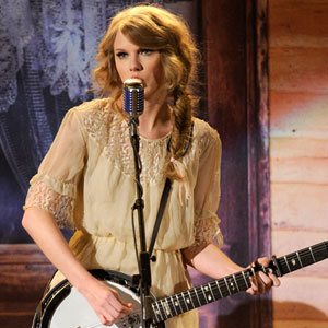 Sick Taylor Swift Bows Out of Weekend Shows
