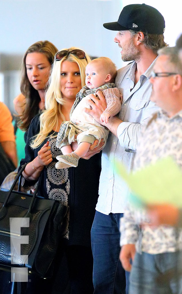 Photo #215546 from Jessica Simpson and Baby Maxwell's NYC Debut | E! News