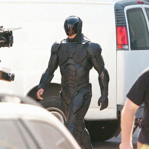 RoboCop First Look: Cyborg's Black Suit Snapped on Set | E! News
