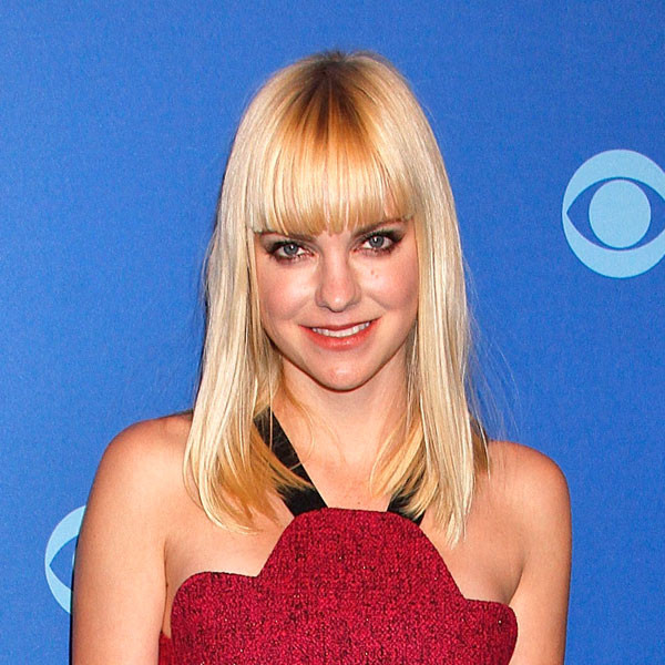 Anna Faris Talks Super Bowl Superstitions Reveals Who She Supports
