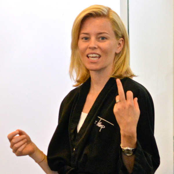 Elizabeth Banks Flips Off Paparazzi - E! Online