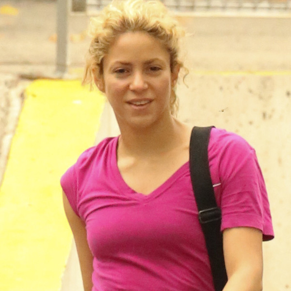 Shakira Ditches Makeup, Shoots Hoops With a Friend - E! Online