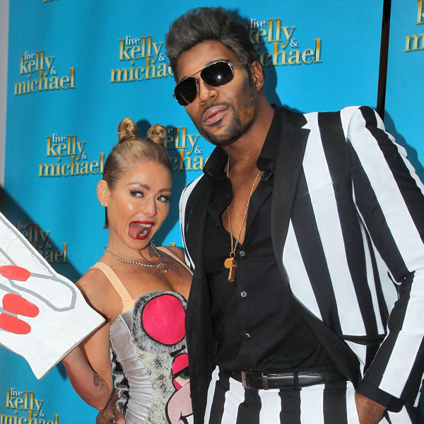 Kelly Ripa & Michael Strahan Mock Miley & Robin
