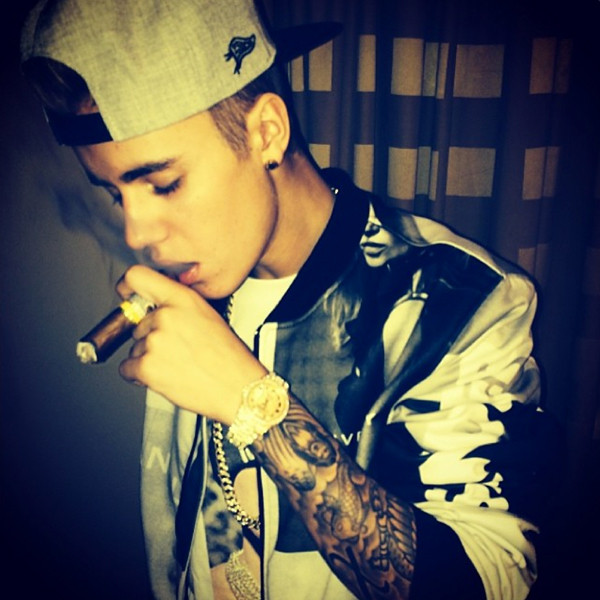Justin Bieber Smokes a Cuban Cigar as Singer's Camp Says His Ego Is ...