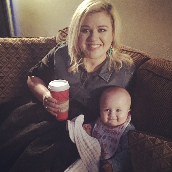 Kelly Clarkson and Baby River Rose Look So Cute Backstage - E! Online
