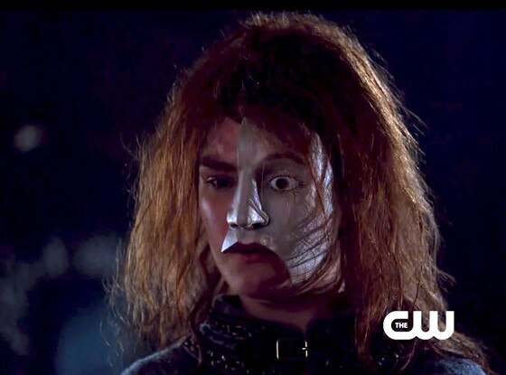 Reign's Clarissa (Finally) Explains it All | E! News Canada