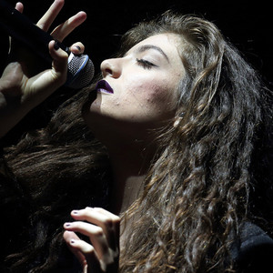 Lorde Proudly Shows Her Real Acne Over Perfect Airbrushed Face: Flaws ...