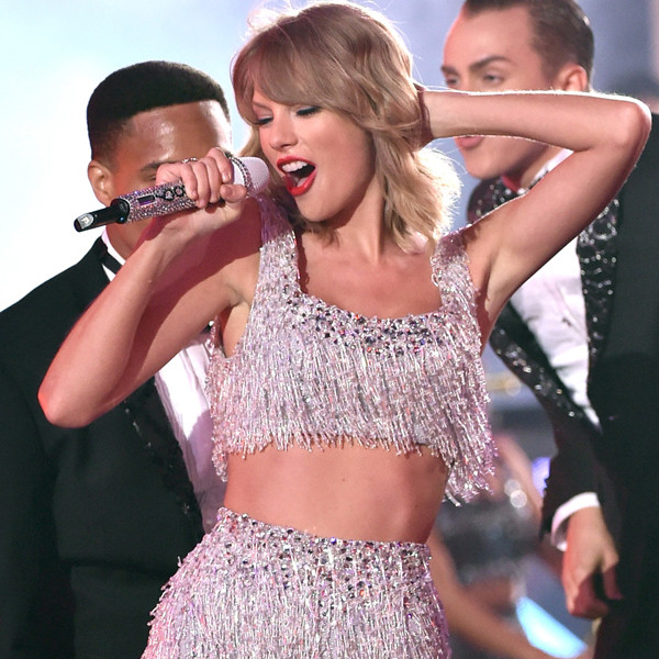 Taylor Swift Performs Her VMA On-Stage Debut of "Shake It Off! - E! Online