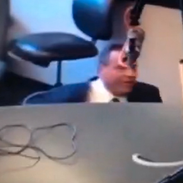 Chris Christie Falls Out of His Chair, and We Can't Stop Watching This ...