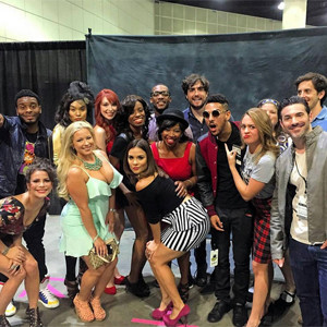 All That Cast Reunites to Sing Theme Song | E! News