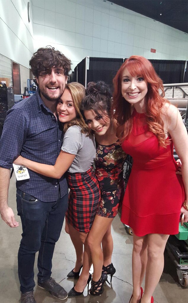 All That Cast Reunites to Sing Theme Song | E! News