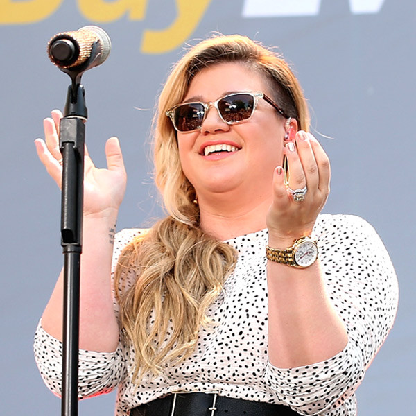 Kelly Clarkson Gives Her Fans a Concert They Won't Soon Forget! - E! Online