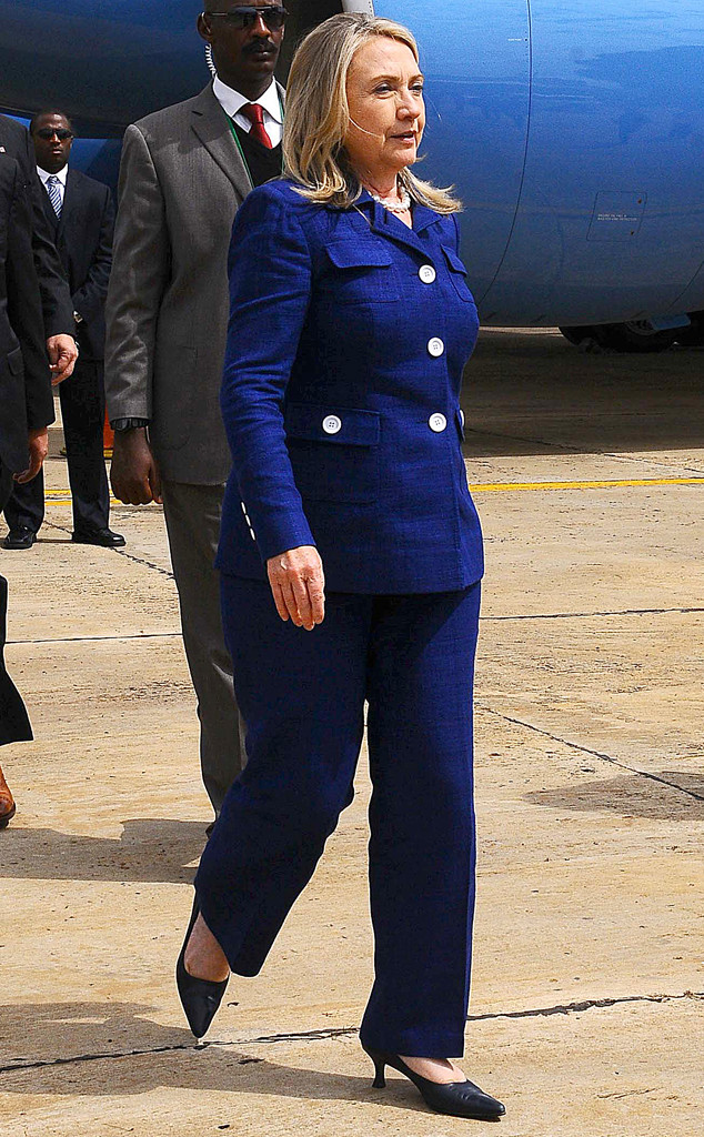 In The Navy From Hillary Clintons Colorful Pantsuits E News Deutschland