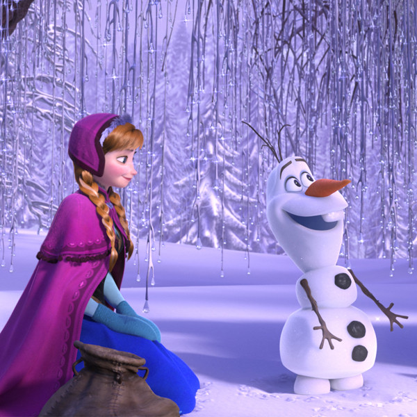 Anna and Elsa Are Back in Frozen Northern Lights