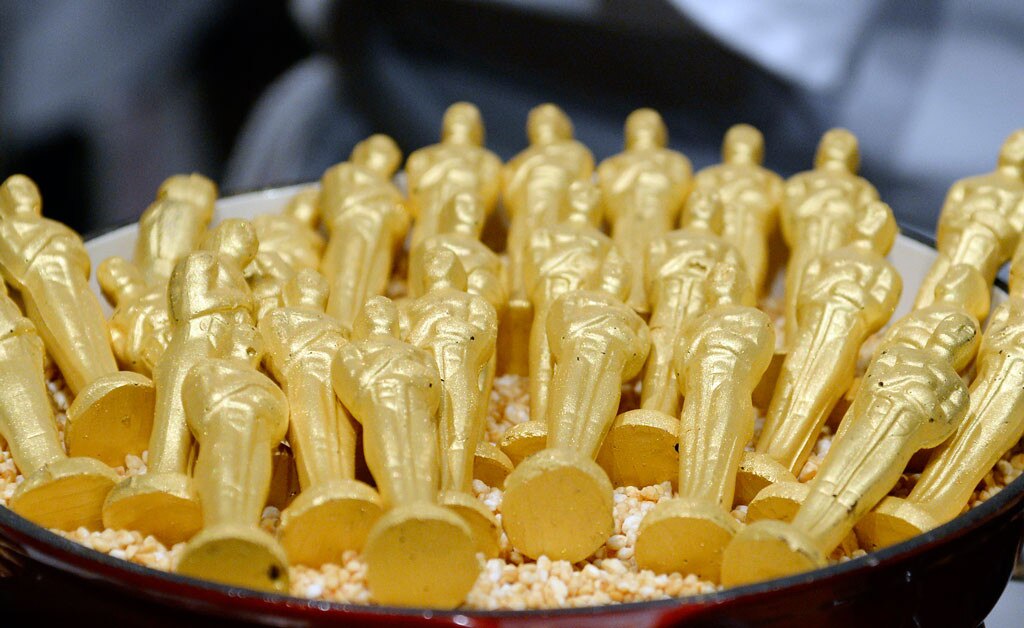 Leo DiCaprio & JLaw Will Literally Be Eating Gold at the Oscars | E! News