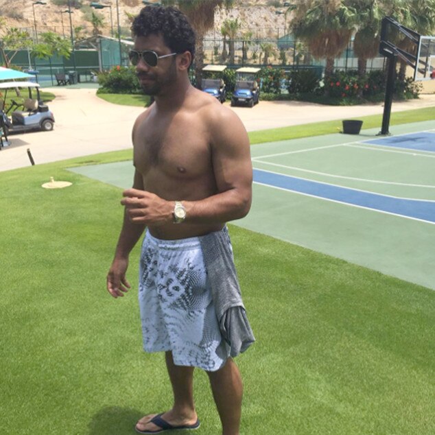 Russell has lost a lot of weight : r/Seahawks