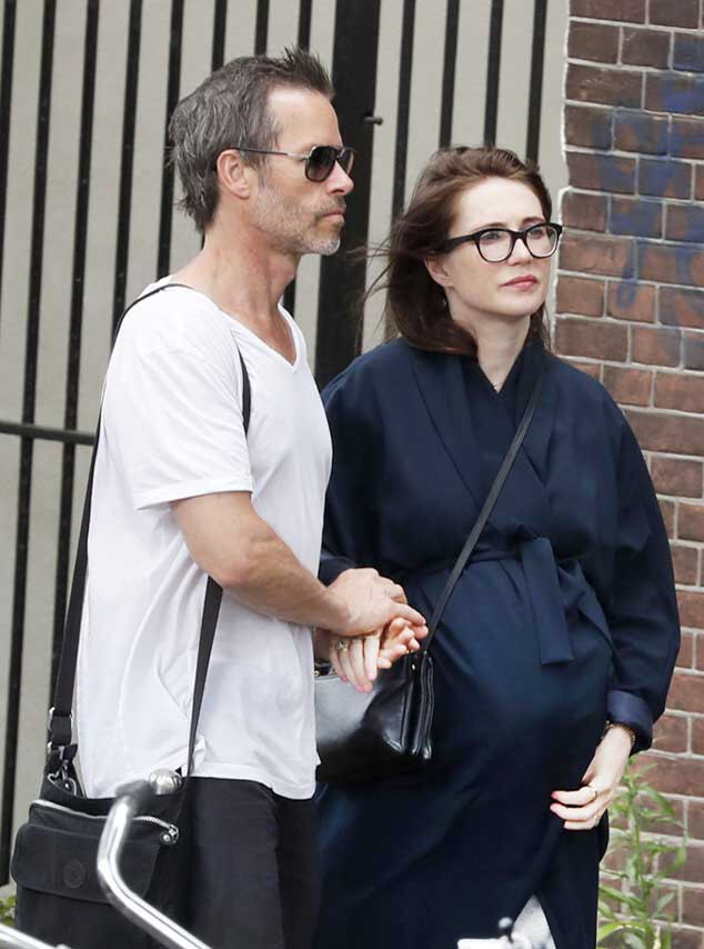 Guy Pearce and Carice van Houten Welcome Son Monte | E! News