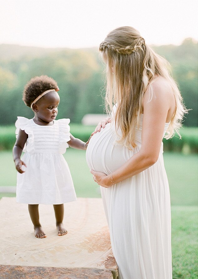 Thomas Rhett, Lauren Akins and Daughter Appear in Maternity Shoot | E! News