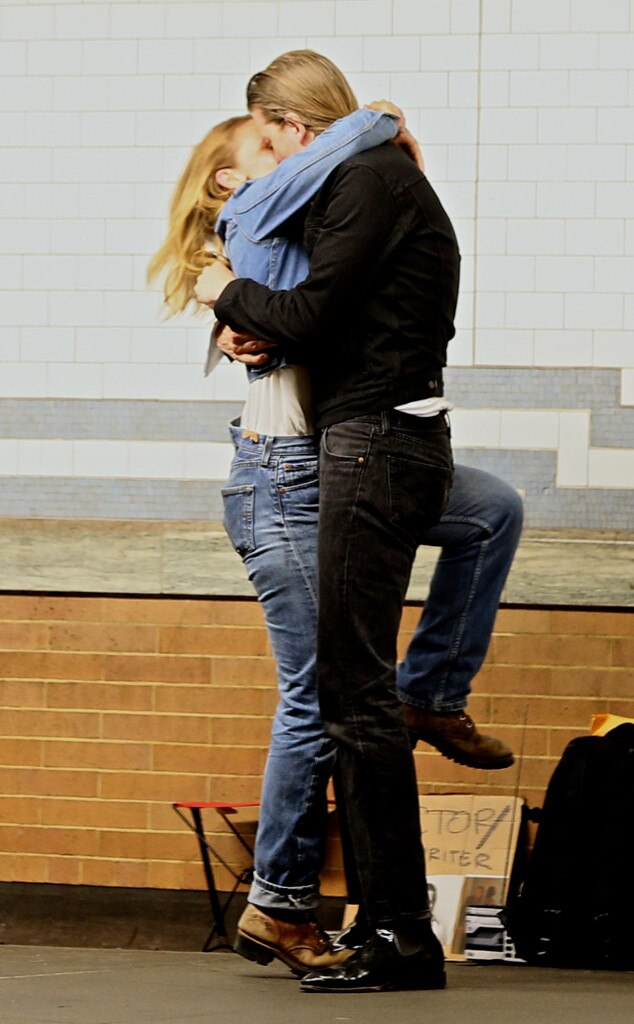 Girls Alum Jemima Kirke and Musician Alex Cameron Show PDA | E! News Canada