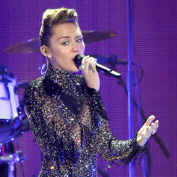 Miley Cyrus apresenta Week Without You pela primeira vez ao vivo - E ...