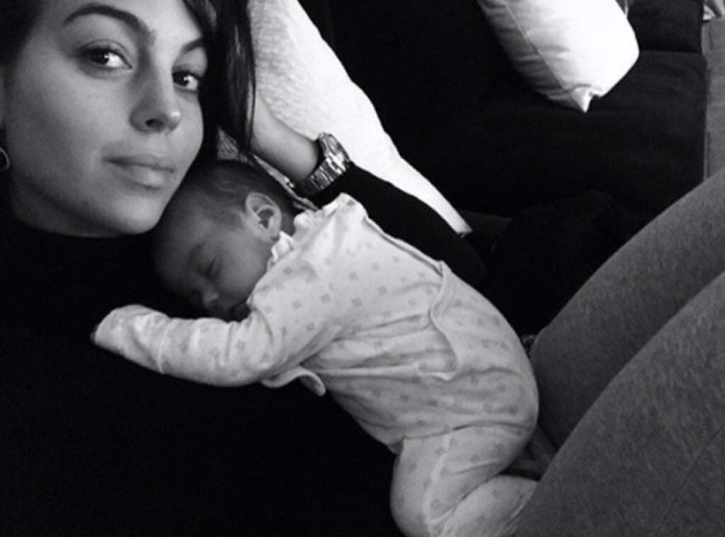 Cristiano Ronaldo & Georgina Rodriguez Have a Pool Day With Their Twins ...