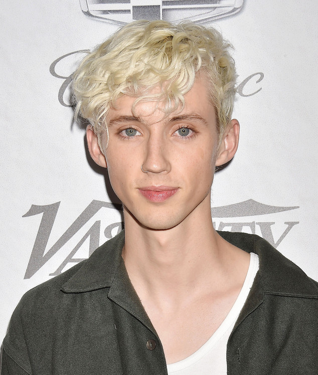 Troye Sivan Se Maquilla Para Verse Al Natural Y Es épico E Online Latino Ve
