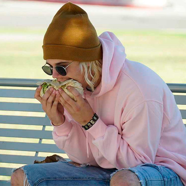 Esta es la verdad que oculta la foto viral de Justin Bieber comiendo ...