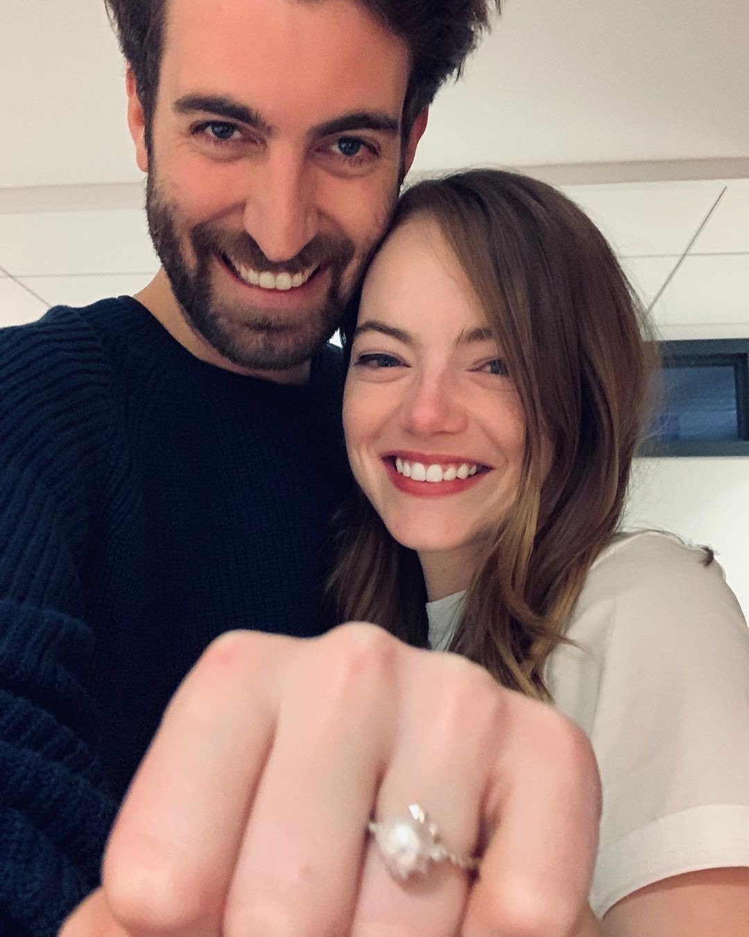 Pamer Cincin Berlian, Emma Stone dan Dave McCary Tunangan