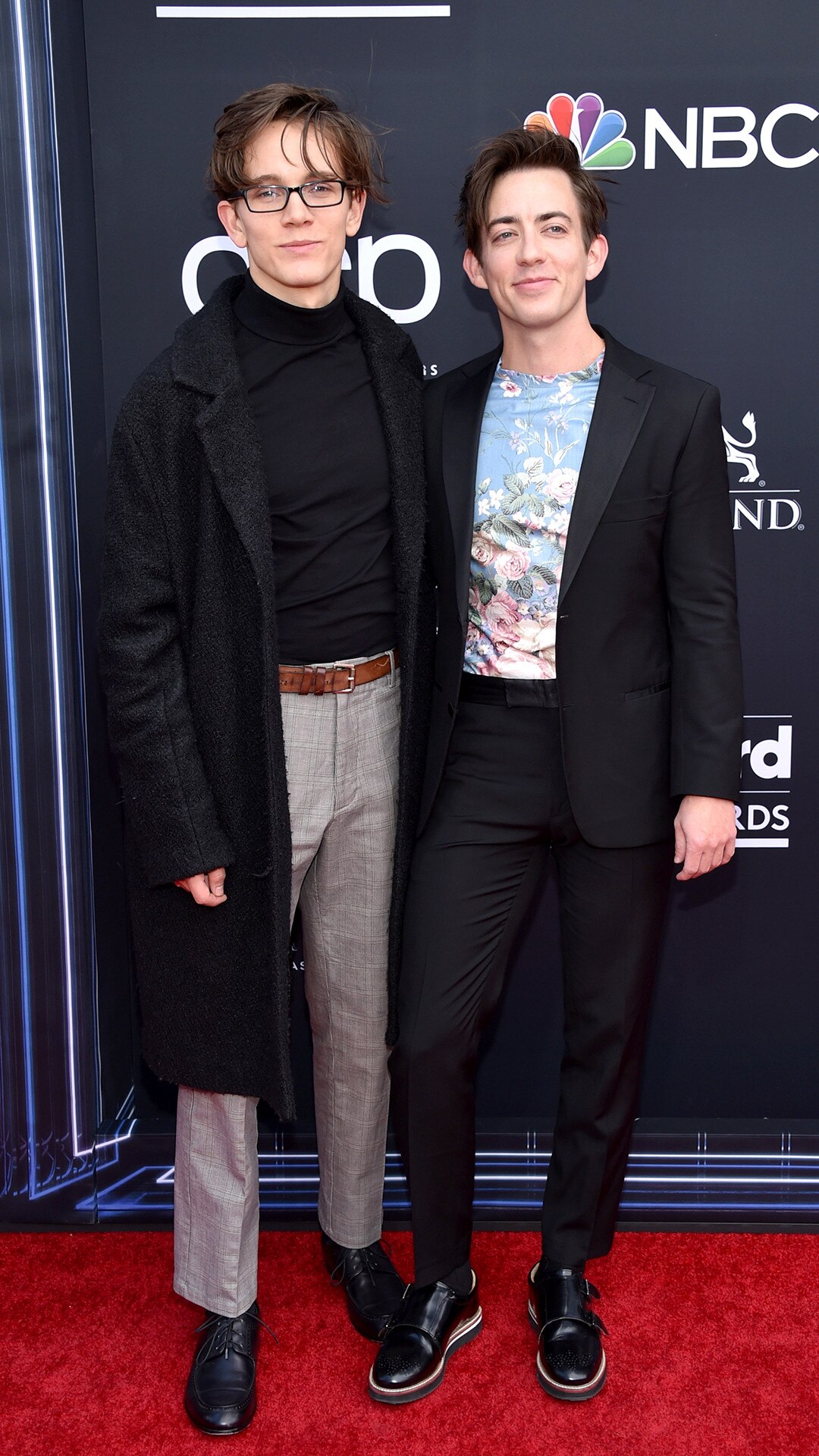 Austin P. McKenzie y Kevin McHale from Alfombra roja de los Billboard ...