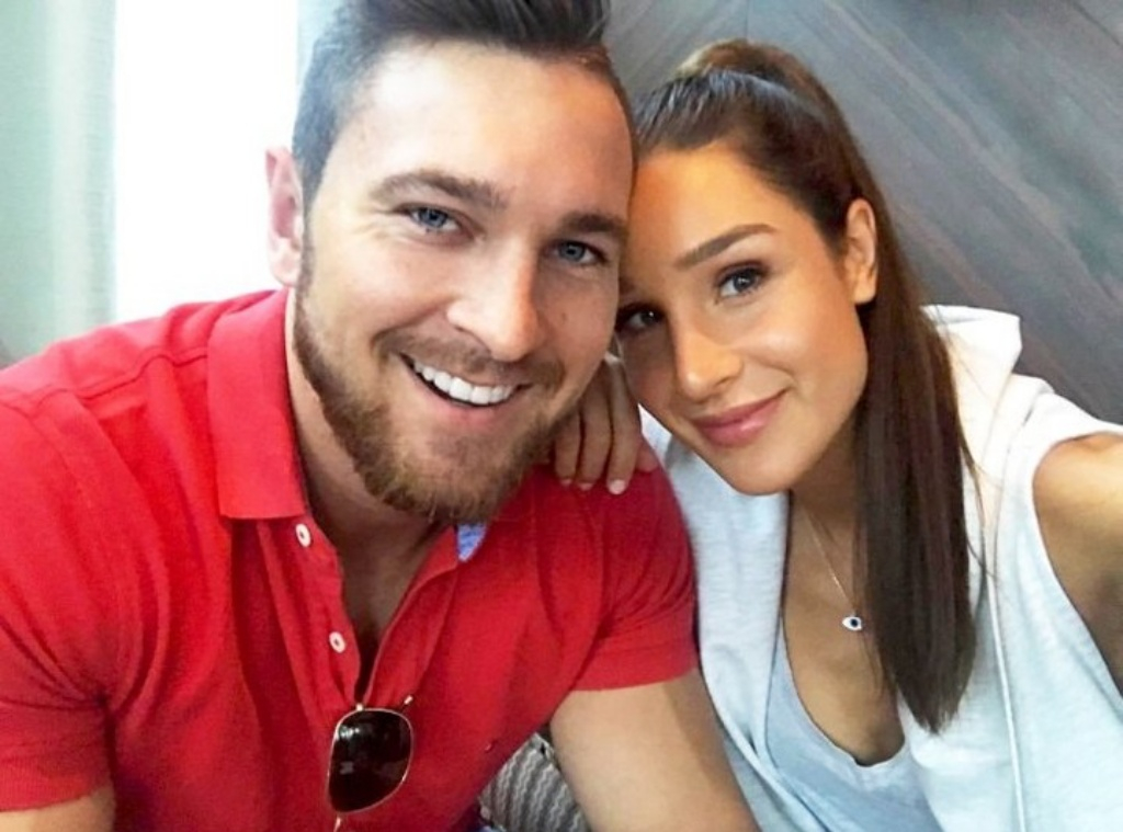Influencer Kayla Itsines & Fiancé Break Up After 8 Years Together - E ...