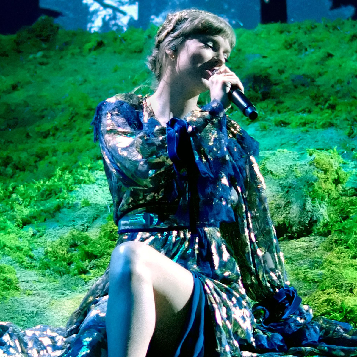 Thank You Taylor Swift For Finally Performing “august” at 2021 Grammys ...