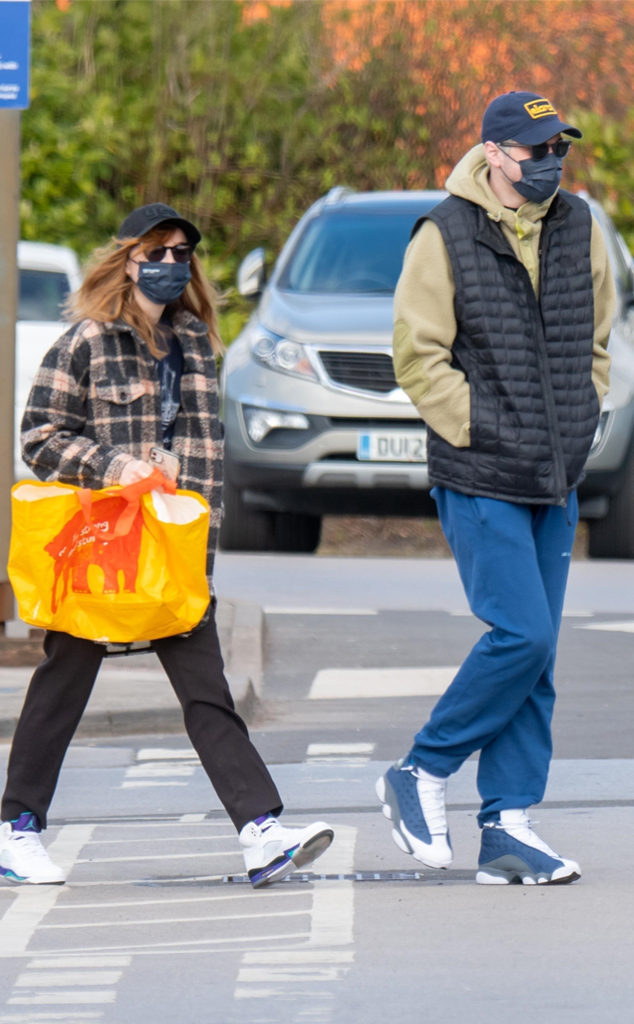 Photos from See the Photos of Pete Davidson and Phoebe Dynevor's Cozy ...