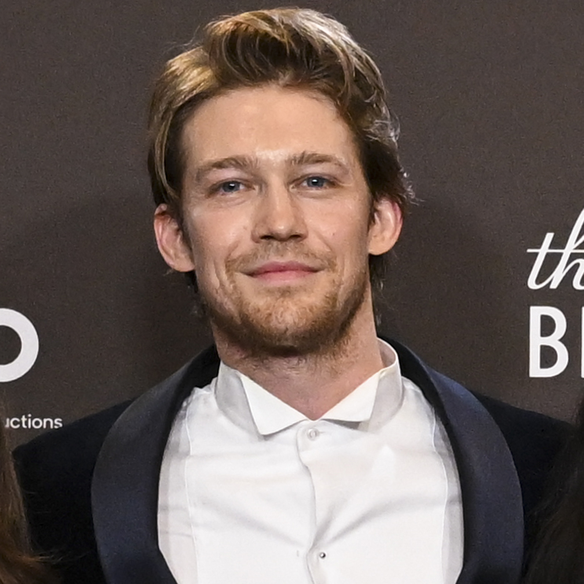 Golden Globes 2026: Joe Alwyn Wardrobe Malfunction